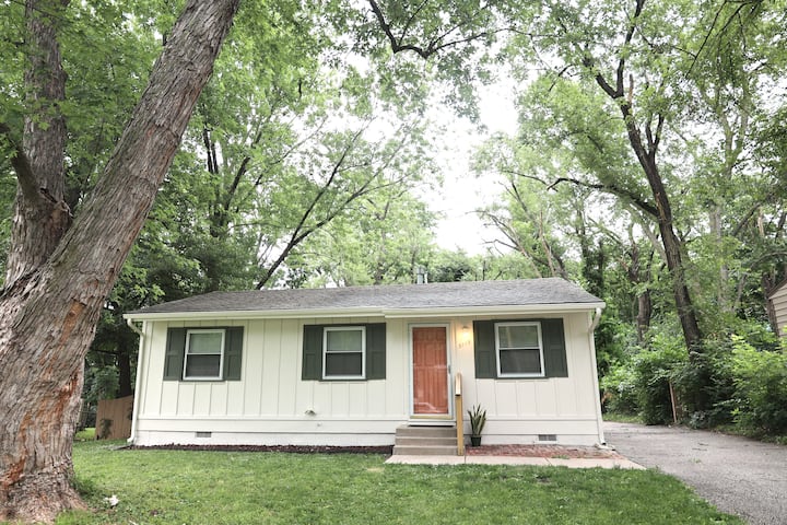 Mid-term Stay, Fun House Lodge - Gladstone, MO