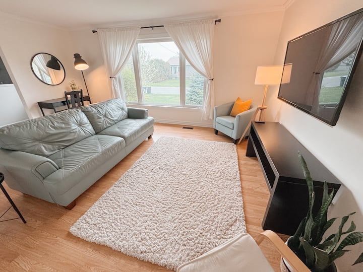 La Belle Airbnb: Smart Tv | 6 Guests | Crib | Ac - Cornwall, ON, Canada