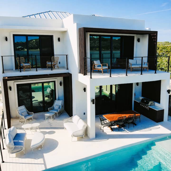 Waterfront Turtle Tail Villa | Pool & Kayaks - Turks and Caicos Islands