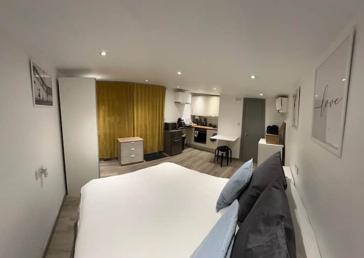 Cosy, Self-contained Guest House - London