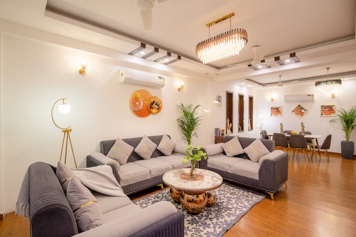Urban Retreat With Stylish 3bhk Hideaway In Delhi - New Delhi