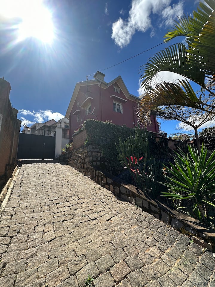 Maison Entière Avec Jardin - Antananarywa