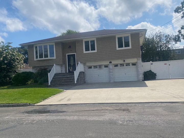 Cozy Escape In Lindenhurst, Ny - Deer Park, NY