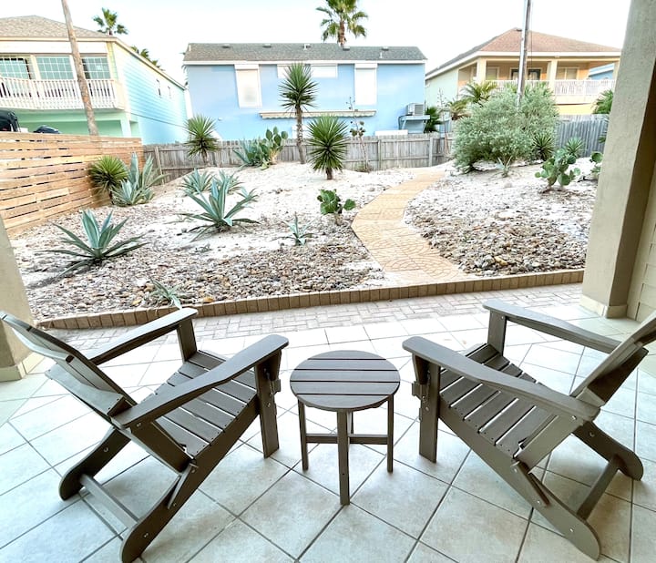 The Sandbox: Beach Steps Away, Private Yard - South Padre Island