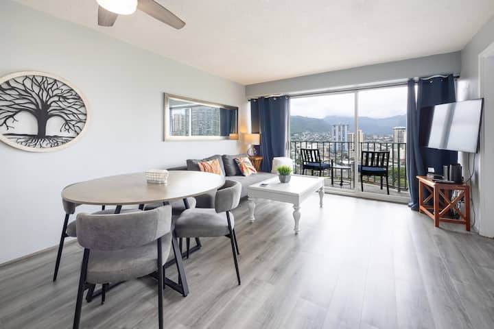 2 Bedroom Waikiki Condo Sleeps 6 W/free Parking - Honolulu, HI