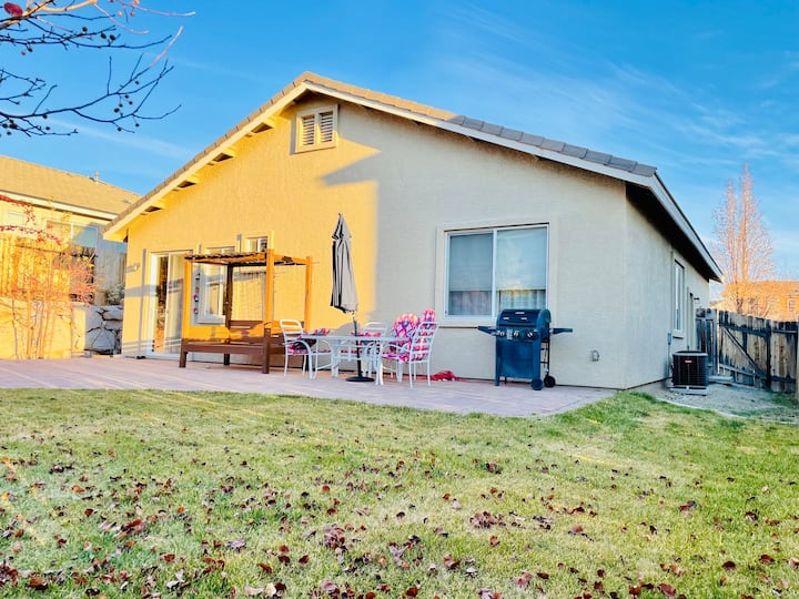 4tvs/6 Beds/pet Ok/sleeps 10 - Reno