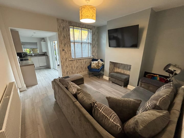 Whole House -  5 Mins To Train Station,  M1 & M69 - Leicester