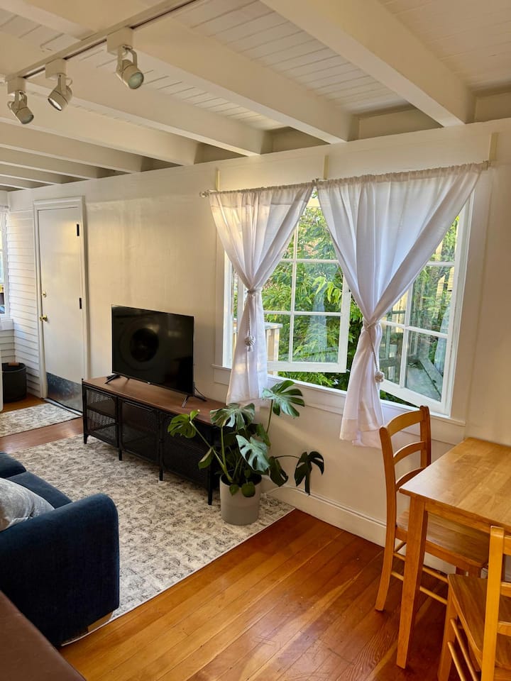Charming Mosswood Stay - Bright, Green & Peaceful - Oakland, CA