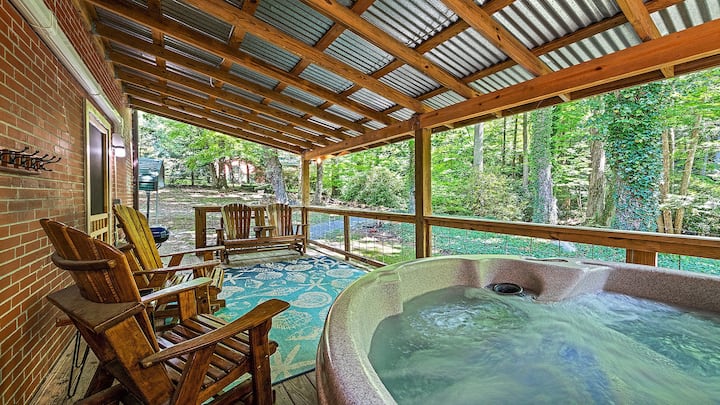 Cozy Creek Getaway-romantic Escape, Hot Tub - Maggie Valley, NC