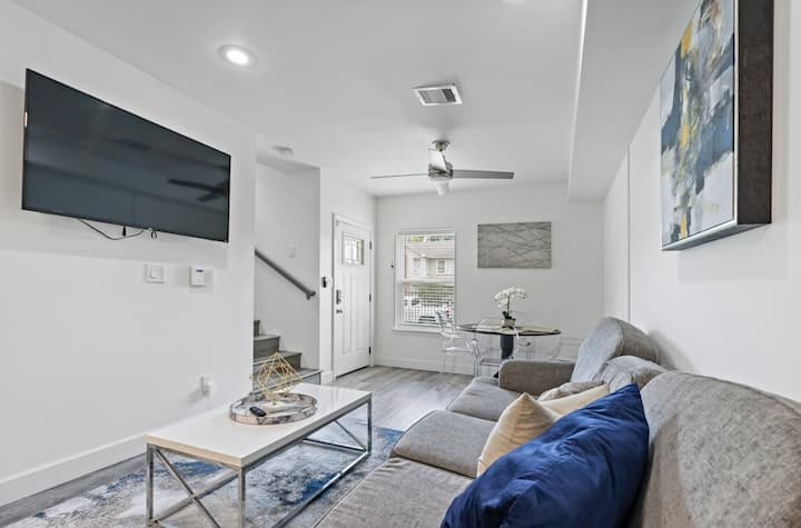 Beautiful Home Near Downtown - Houston, TX