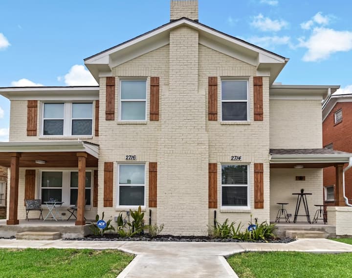 Sleeps 16 Near Downtown - Houston, TX