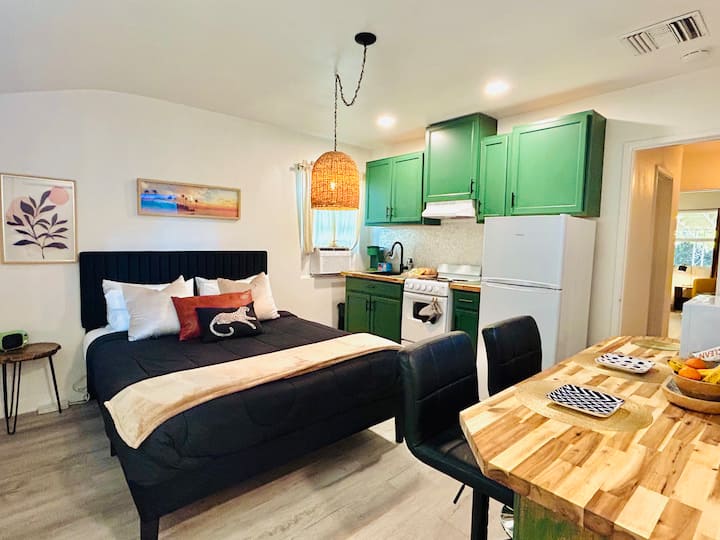 Luxe 2br Bungalow Retreat | Spa Bath | Kitchen La - Los Angeles, CA