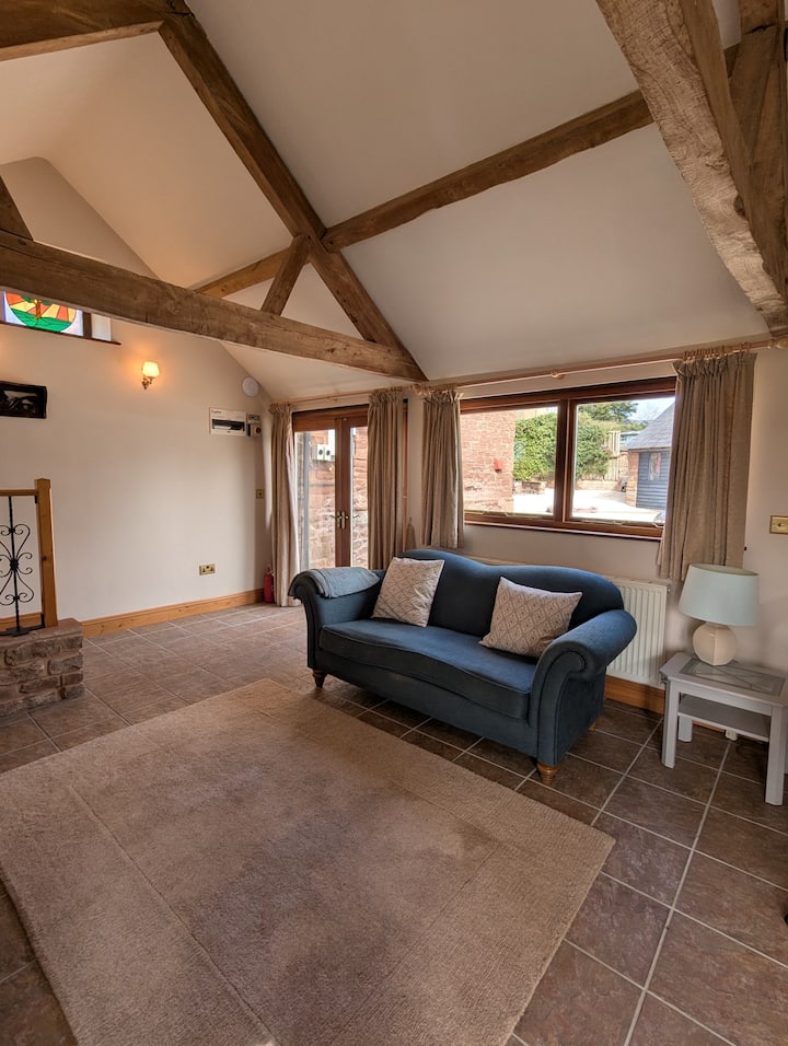 Spacious Barn & Beautiful Views - Ross-on-Wye
