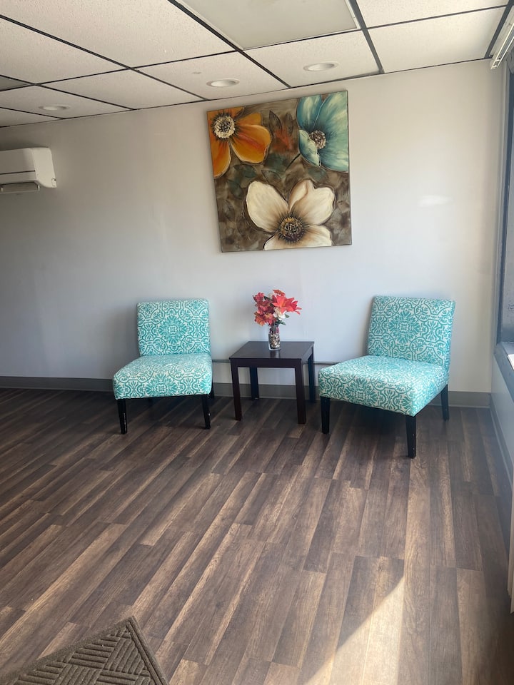 Spacious Lounge - Fort Wayne, IN