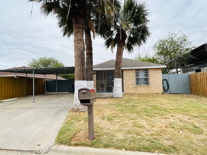 Cozy Laredo Home - 3 Bdrm/2 Bthrm + Sofa Sleeper - Laredo, TX