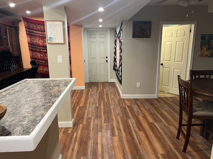 Cozy Remodeled Basement - モーガンタウン, WV