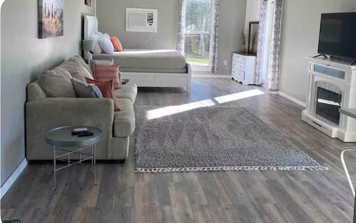Farm Stay Aparment - Mayo Lake, NC
