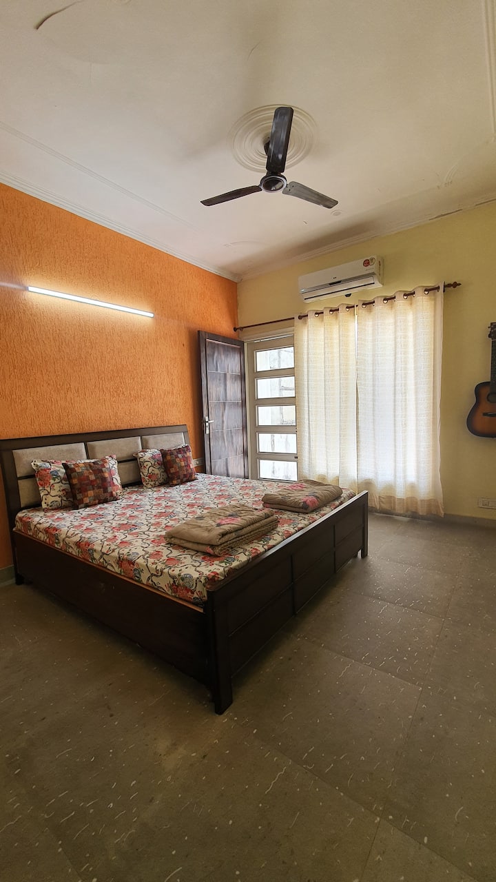 Comfy 2+1bhk House With Cinema Like Home Theatre ! - Chandigarh