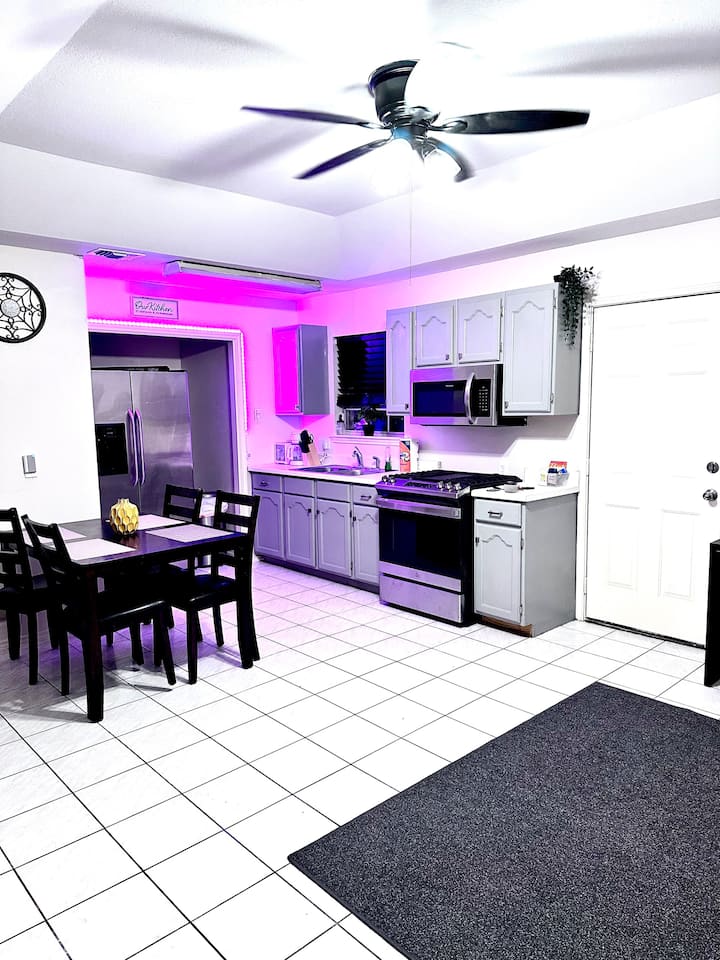 Cozy Oasis - 3bdr, 4beds, 1bth - Laredo