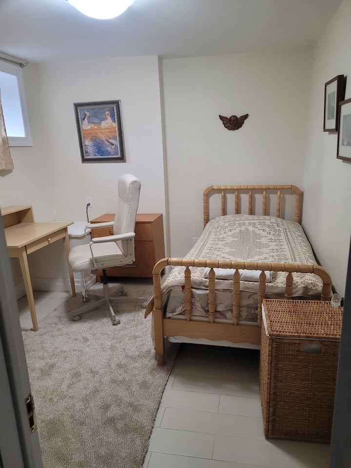Quiet Room Close To Downtown - Toronto