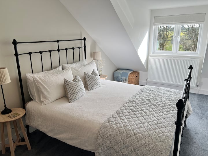 Lovely Room With King Size Bed & En-suite - Porthtowan