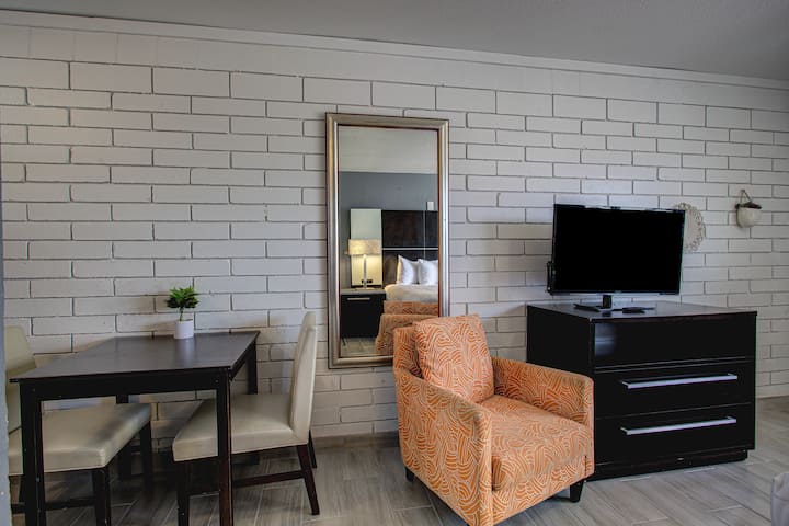 Cozy Motale Beachfront Hideaway W/ Pool & Beach - Daytona Beach, FL