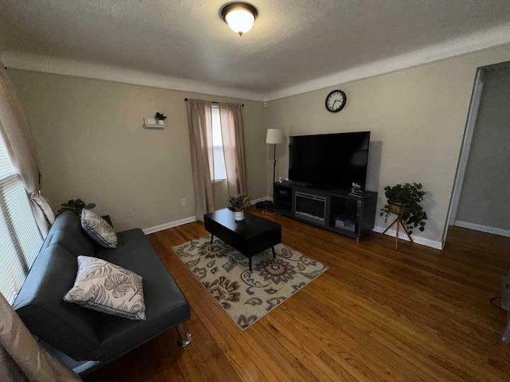 Cozy Bungalow - Livonia, MI