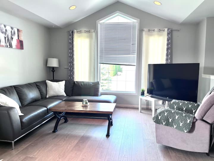 Home In Mitchell, Room #1 - Steinbach