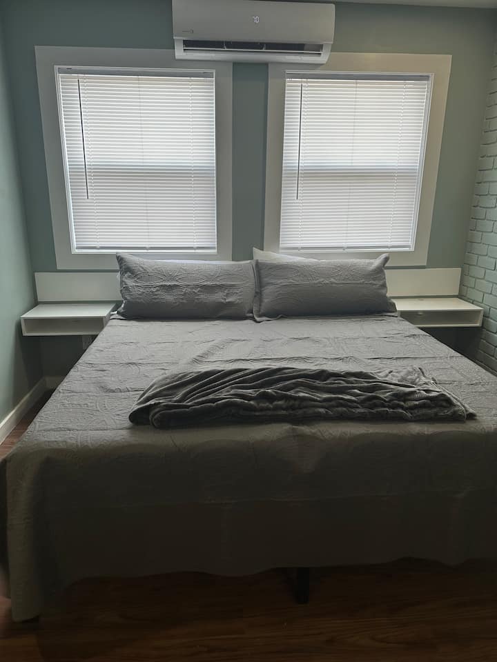 Small Private 1 Bed Efficiency. - Lexington, KY