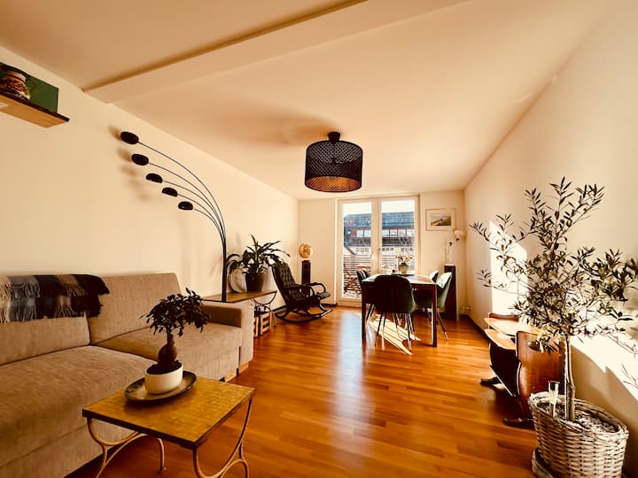 Cozy W/balcony, 3.5 Apt, In Vibrant District - 