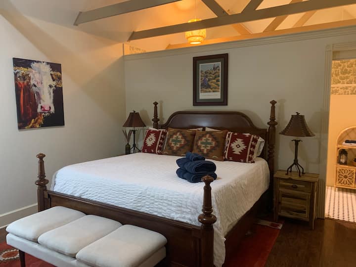 Modern Luxury In 1900's Carriage House - King Bed! - Granbury, TX