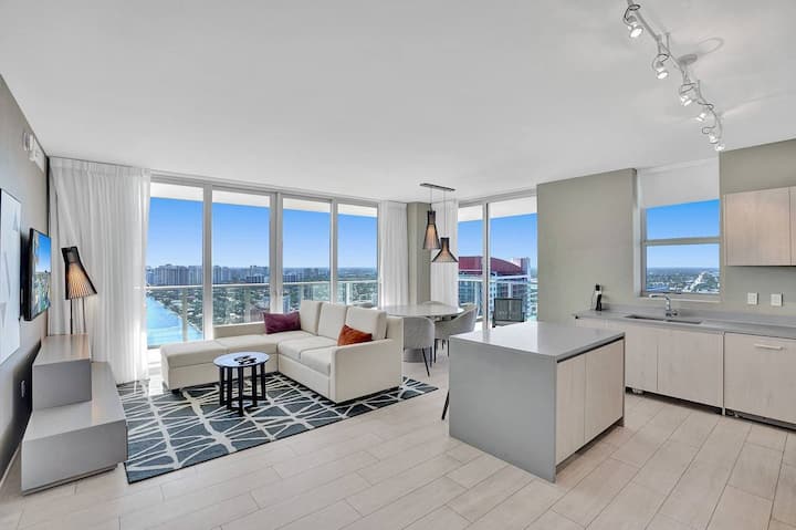 Spacious 3 Bdrm Paradise With Breathtaking Views - Hollywood