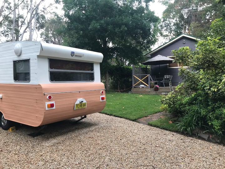 Swinging 60s Sister Vans: Doris And Vanda - Penrith