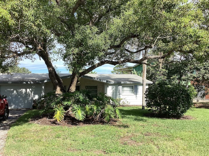 Peaceful Waterfront Beauty - Holiday, FL