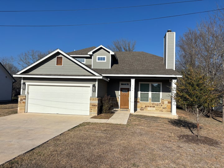 A Bastrop Escape Where Deer Roam & Families Gather - Bastrop, TX