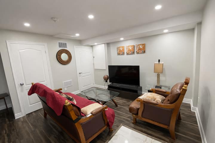 Newly Reno’d Bsmt W/ Private Access—near Hospital! - 케일던