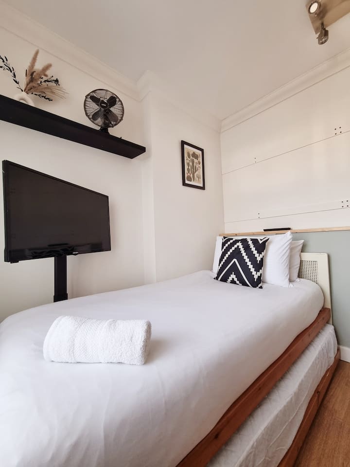 Twin Room In A Victorian Guest House - Sandbanks