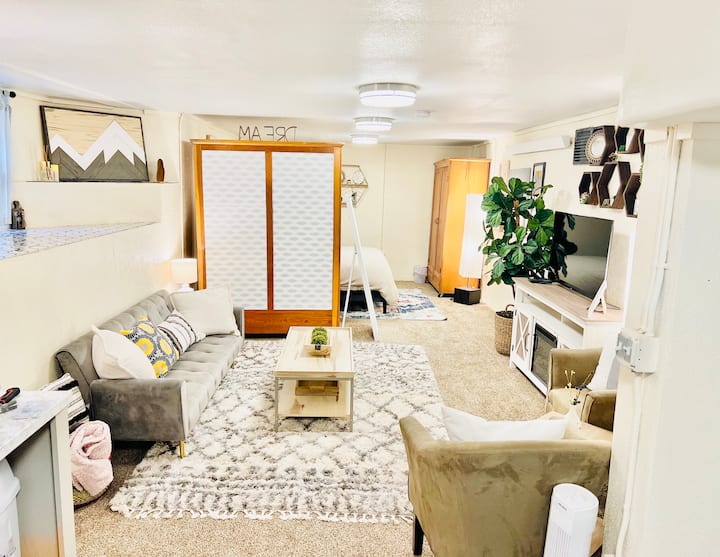 Large Downtown Studio Apartment - Colorado Springs