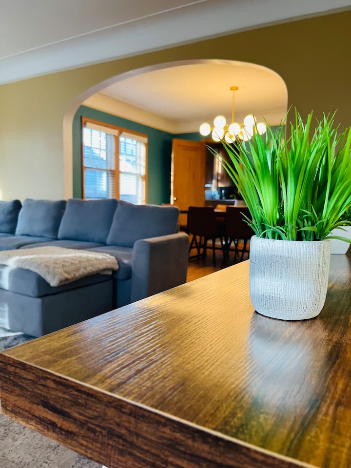 Cozy Lake Nokomis Home | Full Kitchen | King Beds - Minneapolis, MN