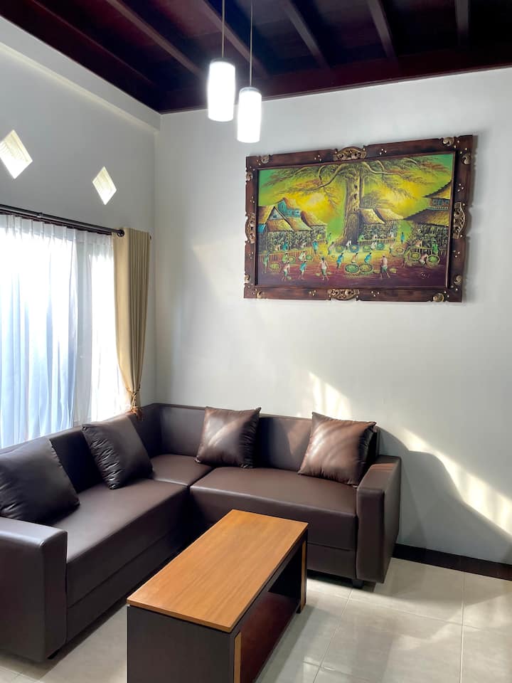 Kamar Luas Dengan Lantai 2 Kayu (Embs) - Denpasar