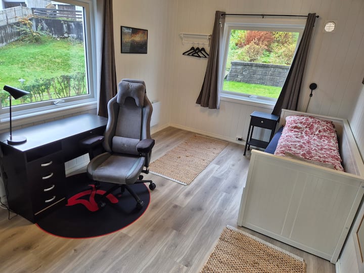 Stort Soverom Med Kontorplass -  Nyoppusset I 2024 - Bergen