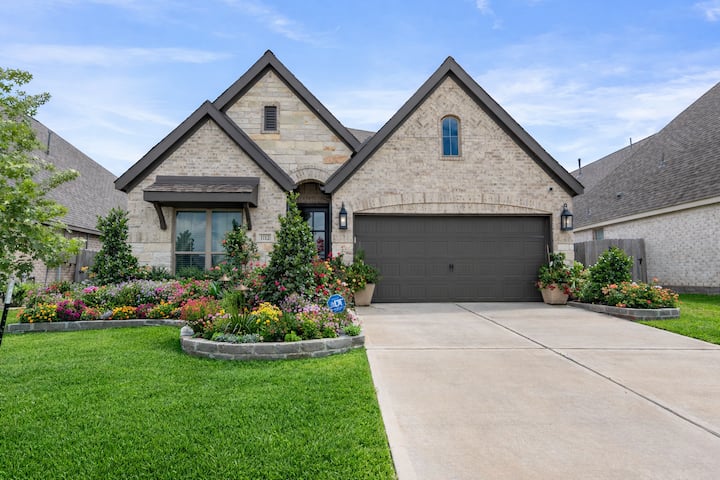 Lux Home | Outdoor Kitchen • Pickleball • Snacks - Stagecoach, TX