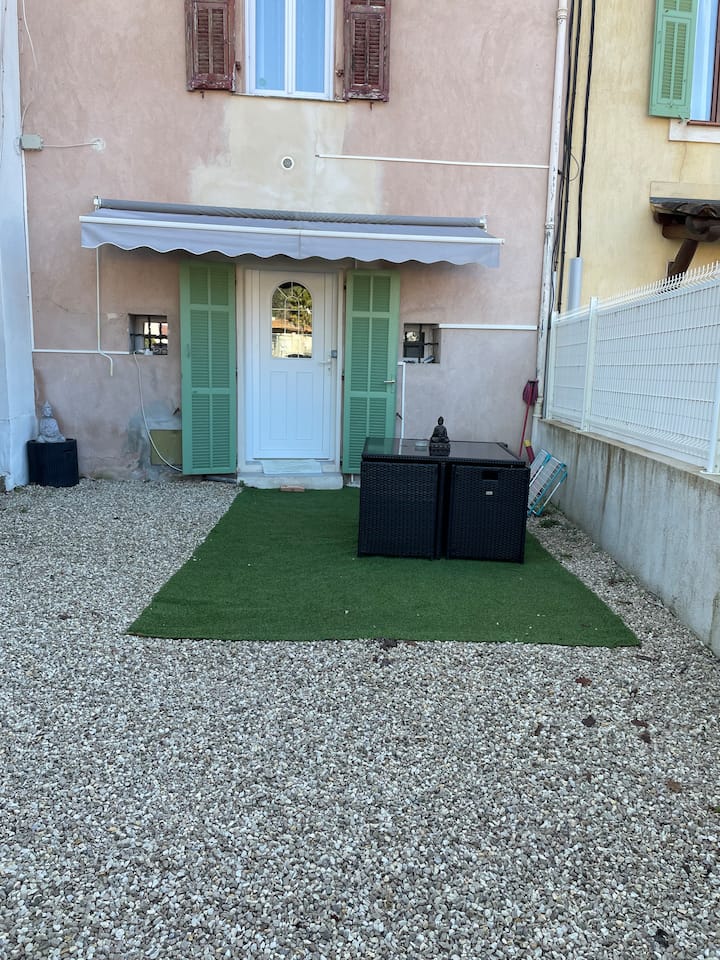 Maison 20m2 Avec Clim Inversé Et Une Cour De 40m2 - Èze