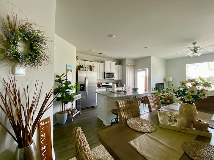 Stylish 2 Bedroom 1 & 1/2 Bath Townhome - Aiken, SC