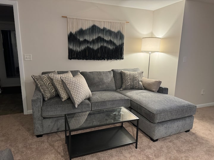 Charming Lake Comm Bungalow - Ev Charging/86” Tv - Pittsfield, NH