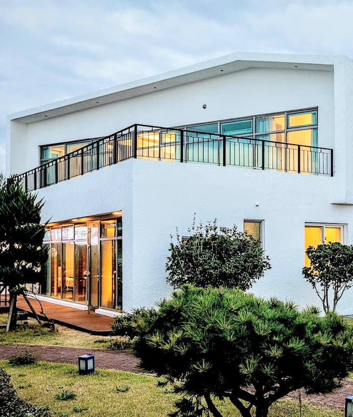 <제주오션비치>애월바다앞.공항30분.64평독채전면바다뷰.단체.칠순팔순가족여행.욕실4개. - Jeju-si