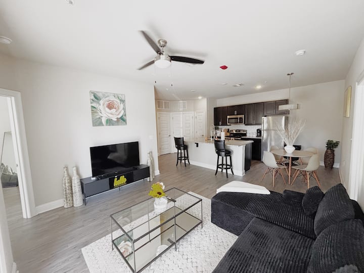 Modern Comfort Oasis • Spacious 2bd/2ba + Balcony - Hammond, LA