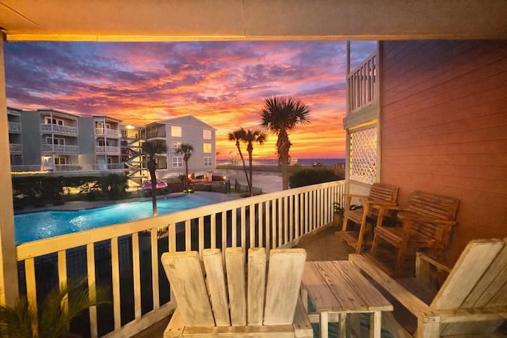 Rollin’ Tides~seawall~beachfront~sleeps 4 - Galveston Island, TX