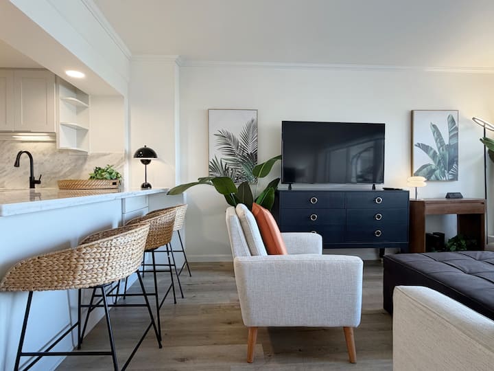 Aloha + Parking + Balcony + Sleep Up To 6 Guests! - Honolulu, HI