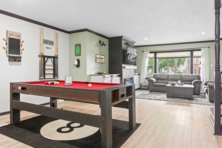 Luxe · Pool Table · King Bed · 3 Tvs · Free Prking - Cleveland, OH